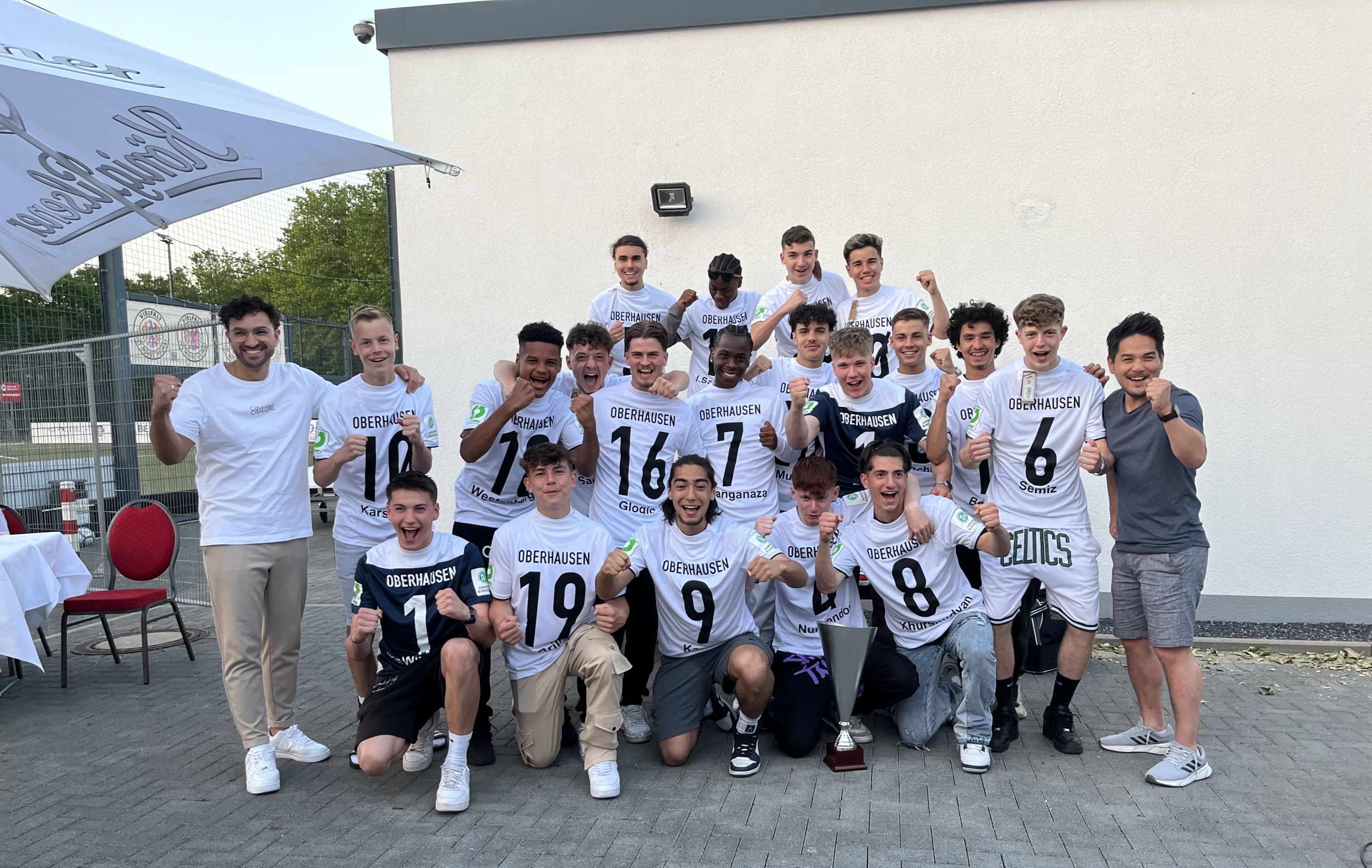 U17-Junioren schließen Aufstiegs-Saison mit Meisterfeier ab | SC Rot-Weiß Oberhausen